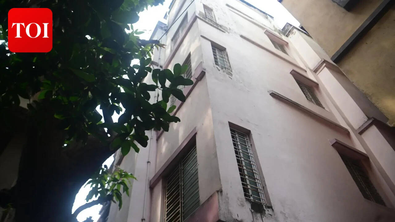 Decomposed bodies of 'couple' found in locked Golf Green flat in Kolkata