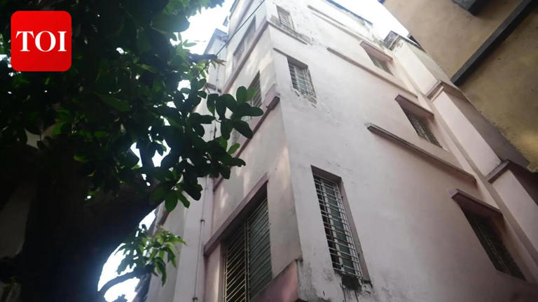 Decomposed bodies of 'couple' found in locked Golf Green flat in Kolkata