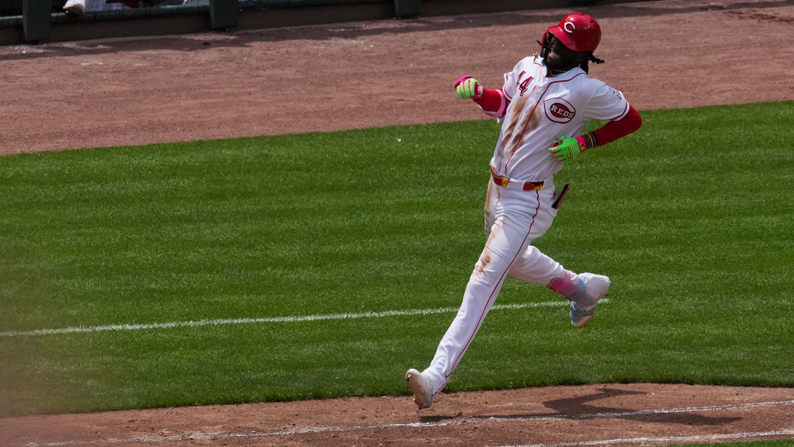 Reds’ Elly De La Cruz gets hopeful injury update after hamstring scare