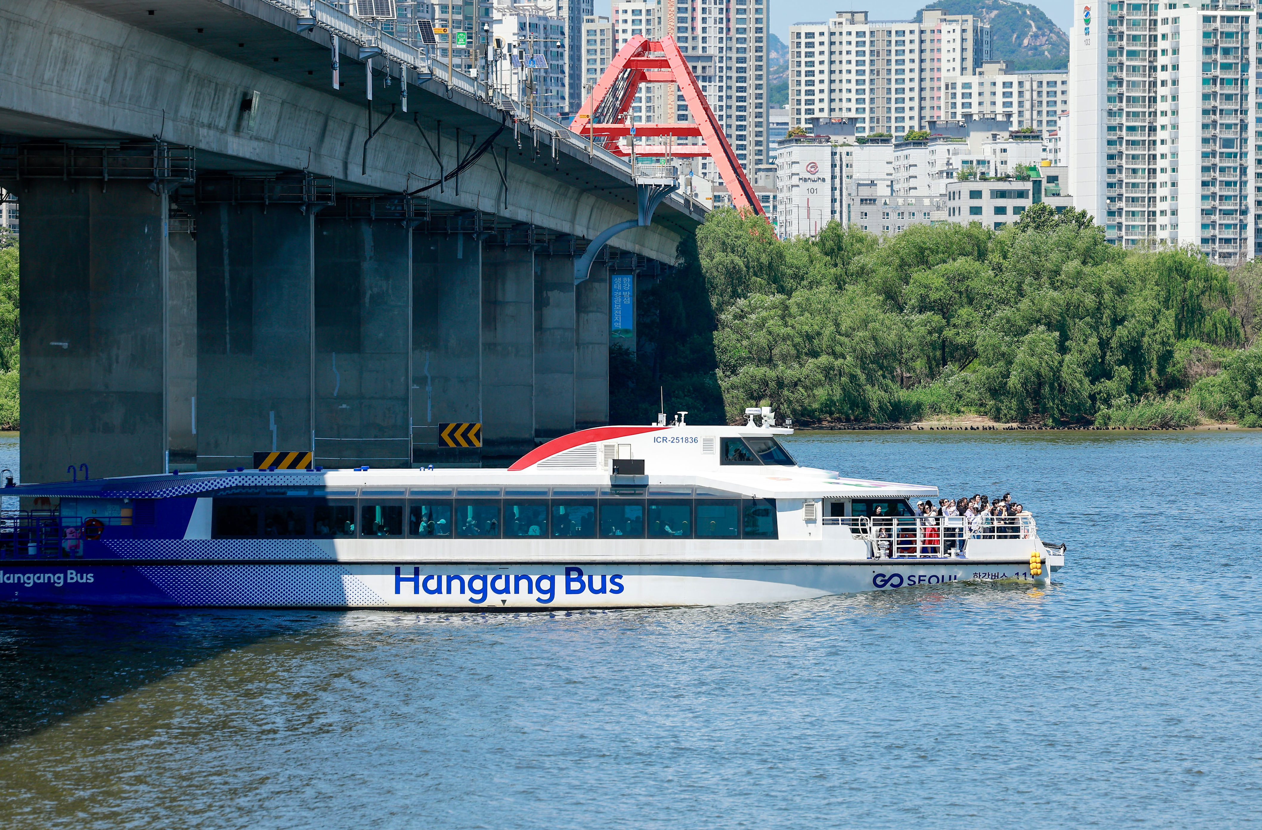 Hangang bus surpasses 90,000 monthly passengers