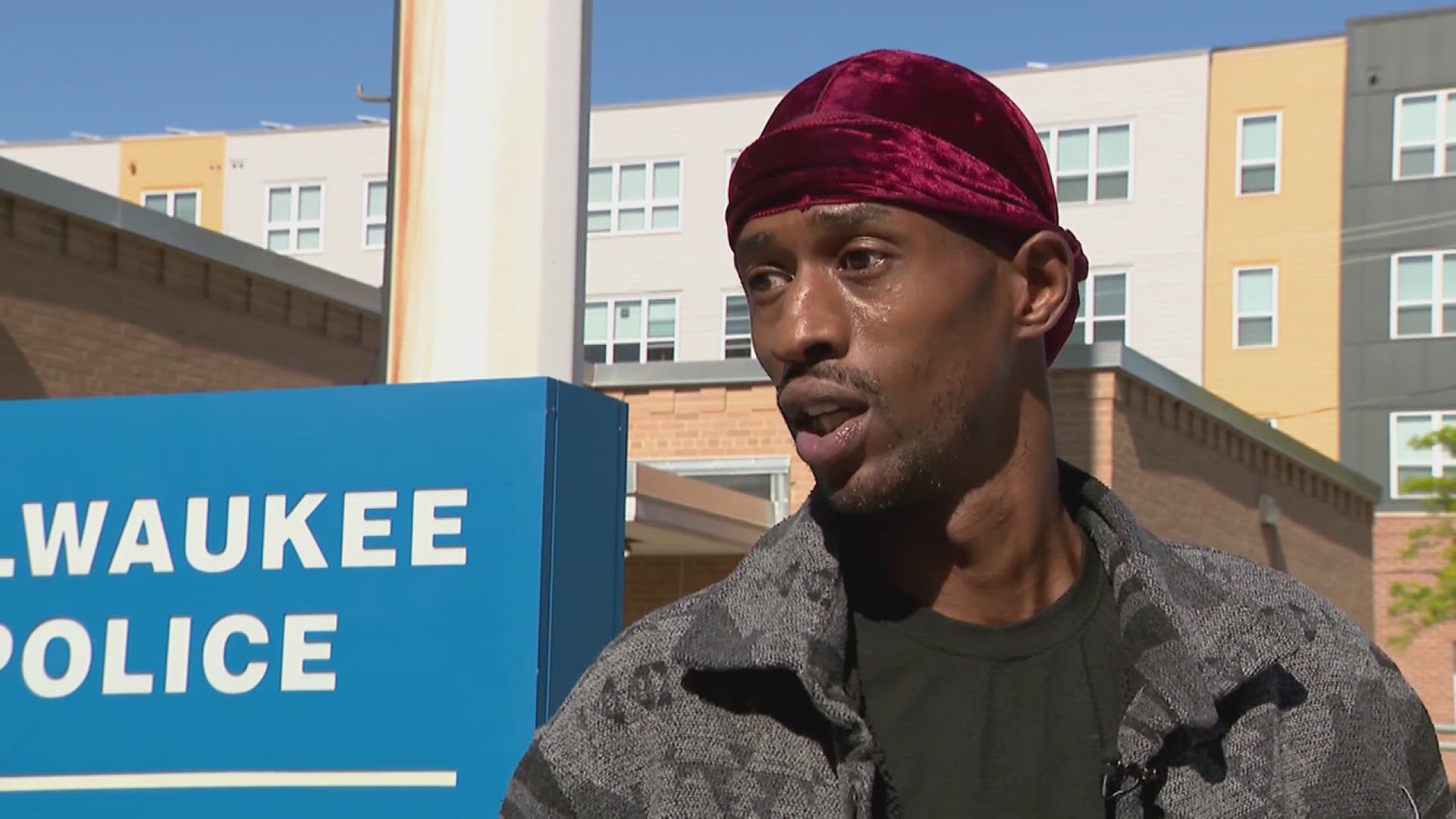 Milwaukee man running for governor steals political campaign signs