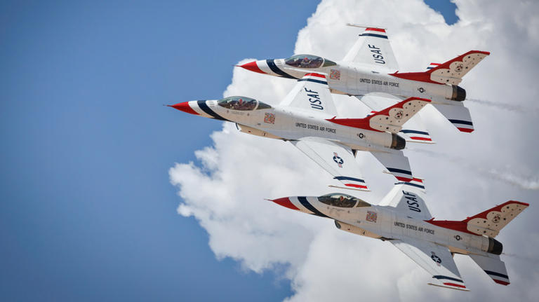 6 of the coolest jet maneuvers you'll ever see