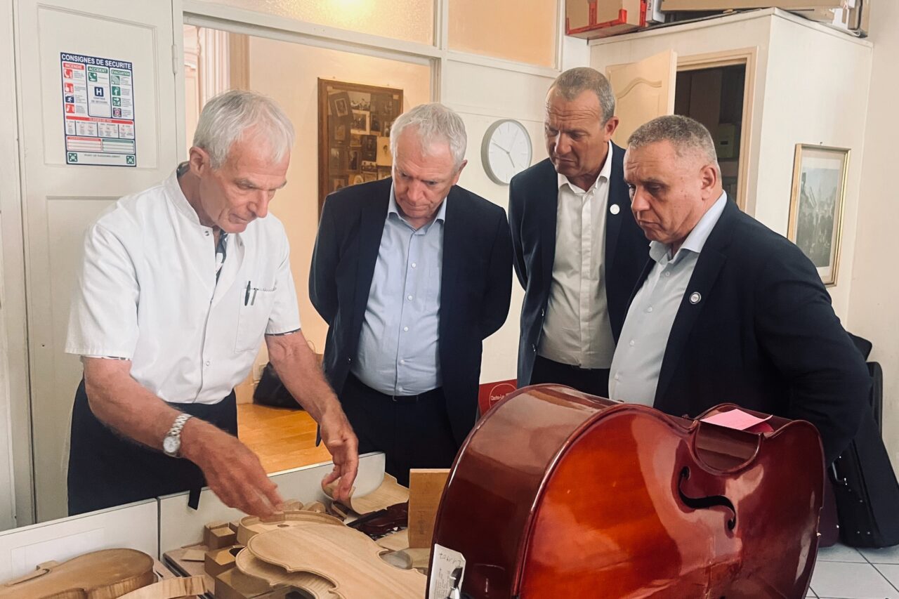 À la rencontre de l’un des derniers ateliers de confection de violons ...