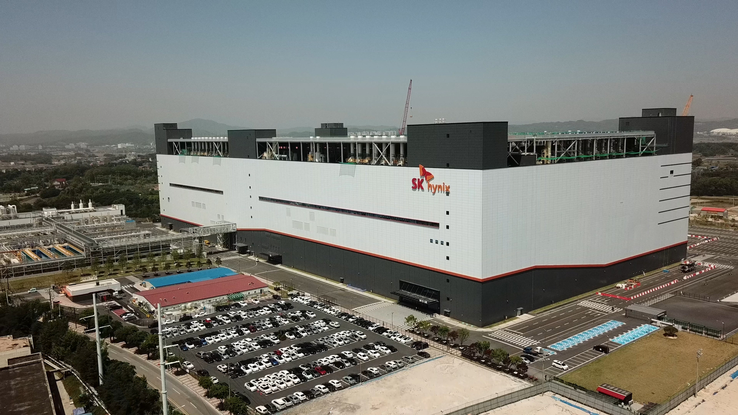 Fire at SK hynix's Cheongju complex leaves seven injured