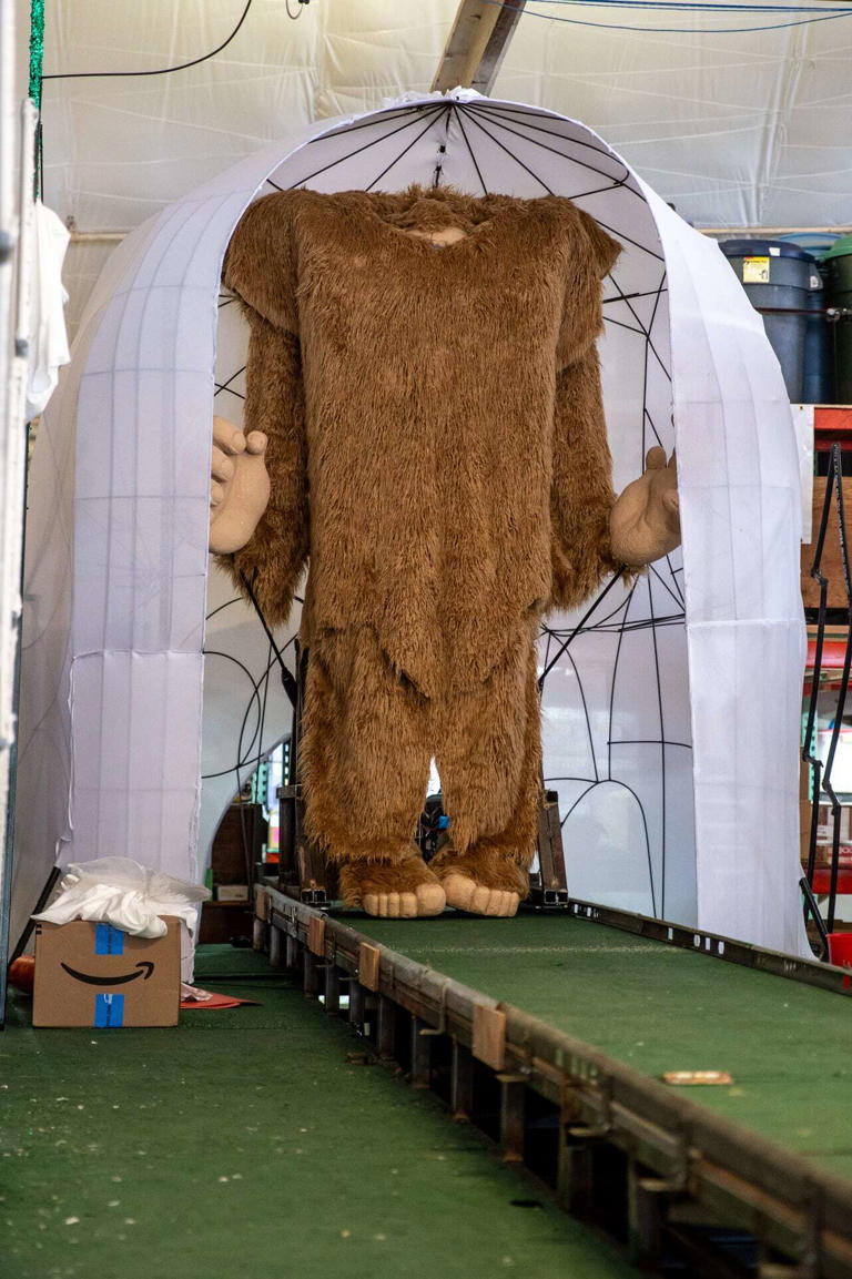 Rose Festival parade floats take shape in unassuming North Portland ...