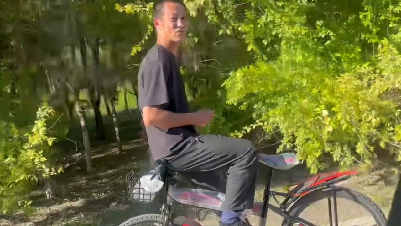 Cyclist rides backwards on Tianjin highway
