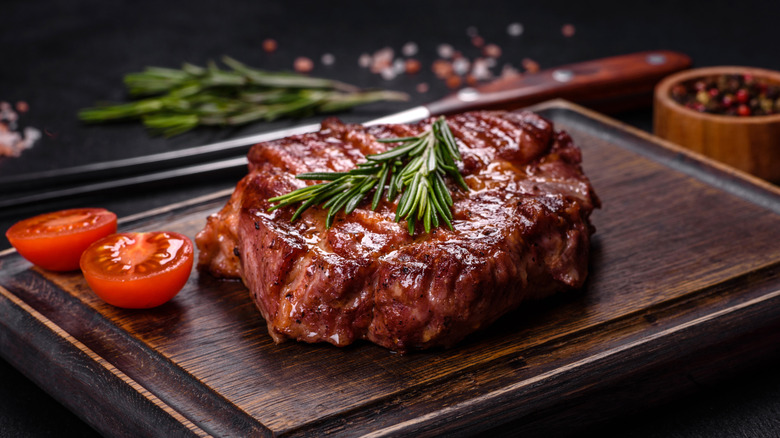 How to make steak taste like it costs $50, according to a Ruth's Chris ...