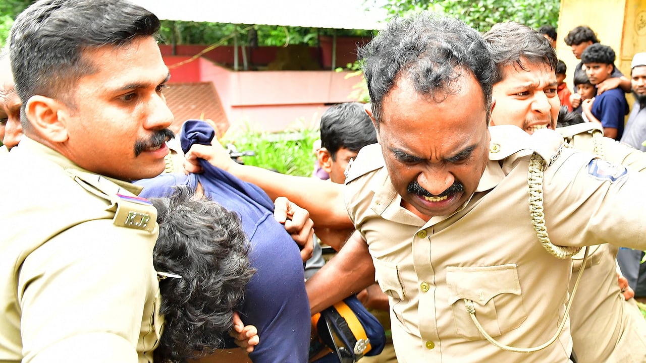Residents attack accused during evidence collection at crime scene of ...