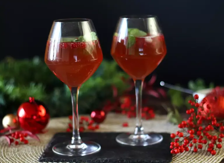 Spritz à la grenade, le cocktail dans une boule de Noël!