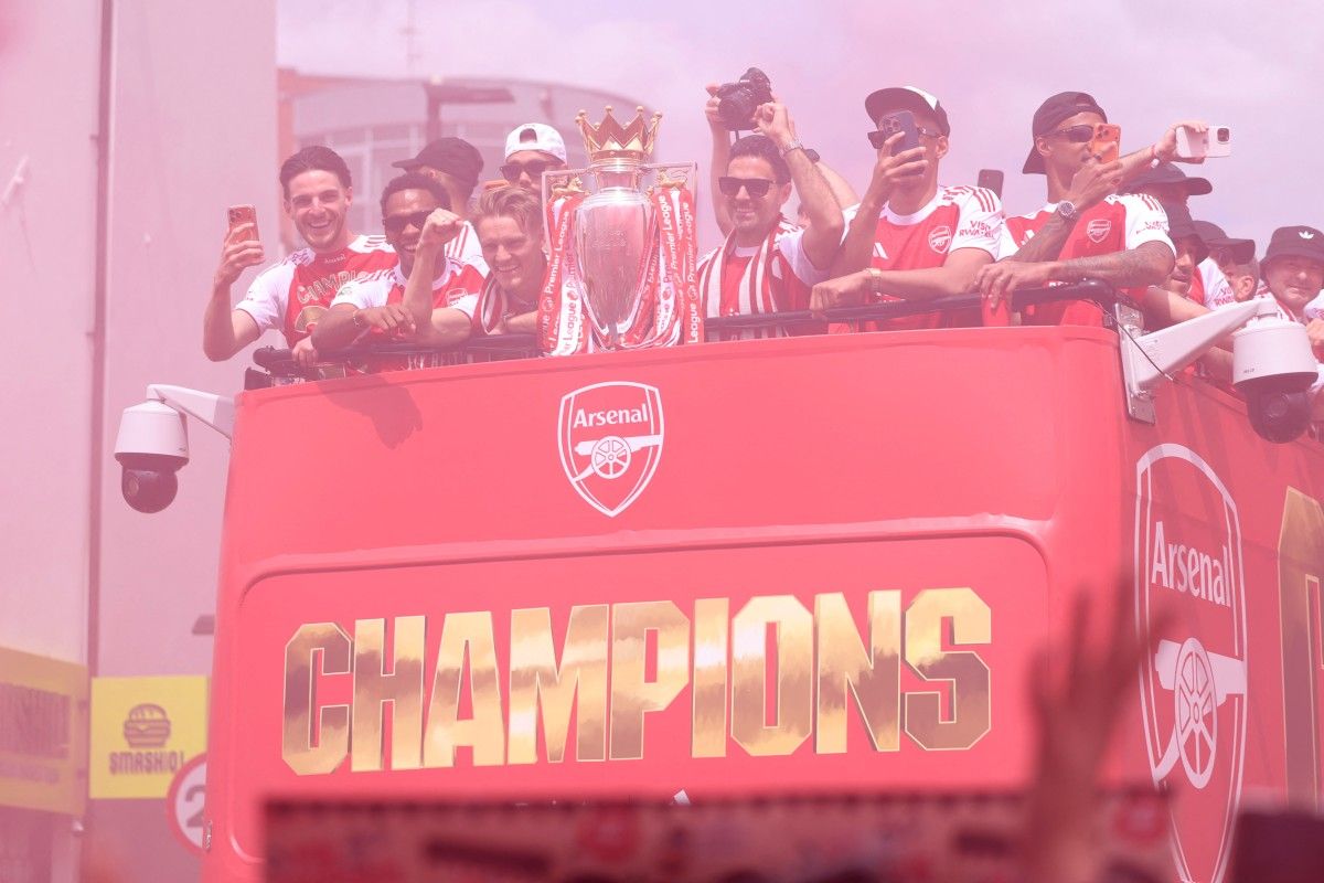 Arsenal set aside loss to PSG with bus parade celebrating Premier ...