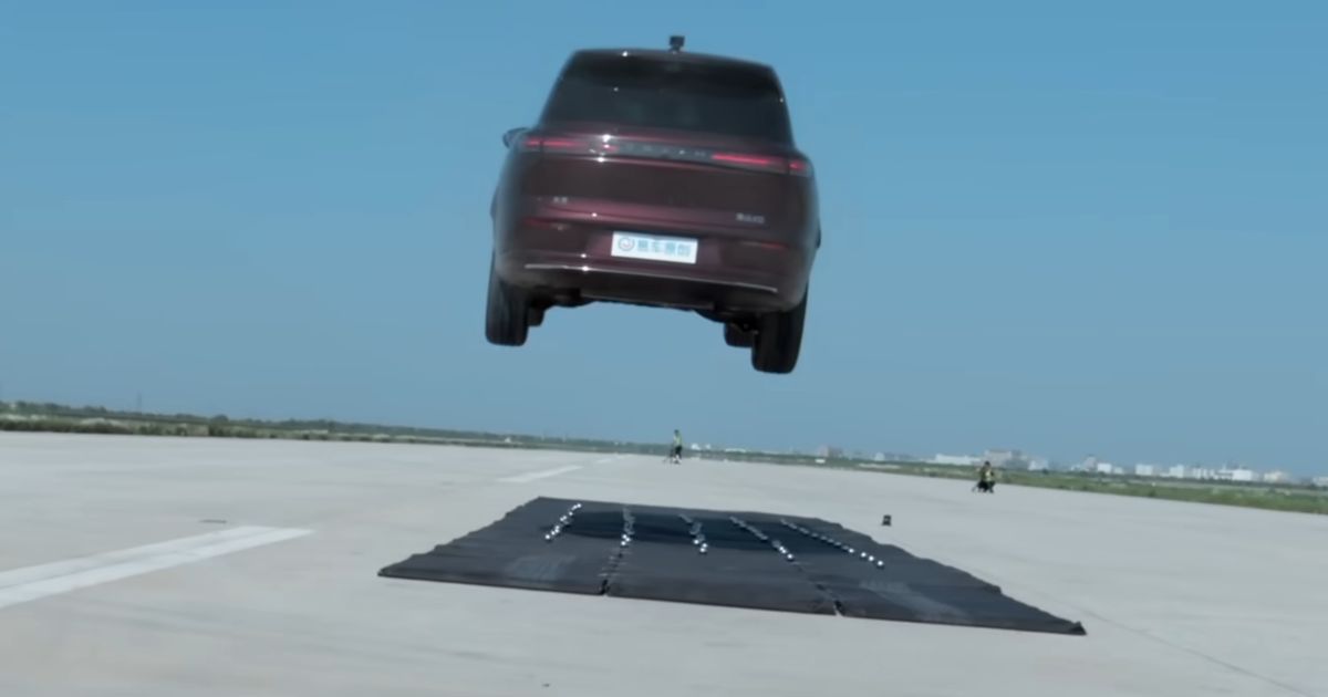 Un SUV chinois fait face à une méga rampe dans un saut de 20 mètres
