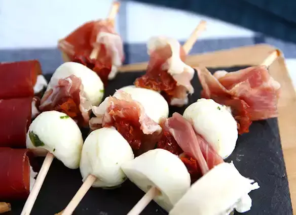Kebaber med mozzarella, rökt skinka och soltorkade tomater för aperitif