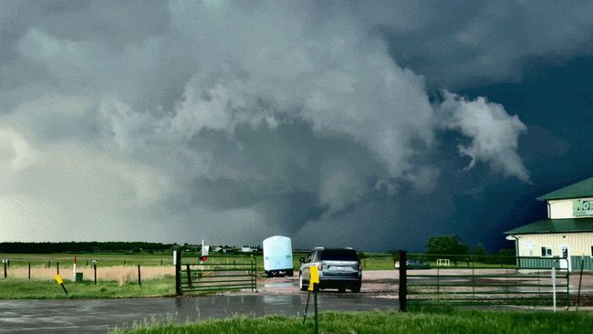 'Never seen anything like this!': Tornado-warned storm hits southern ...