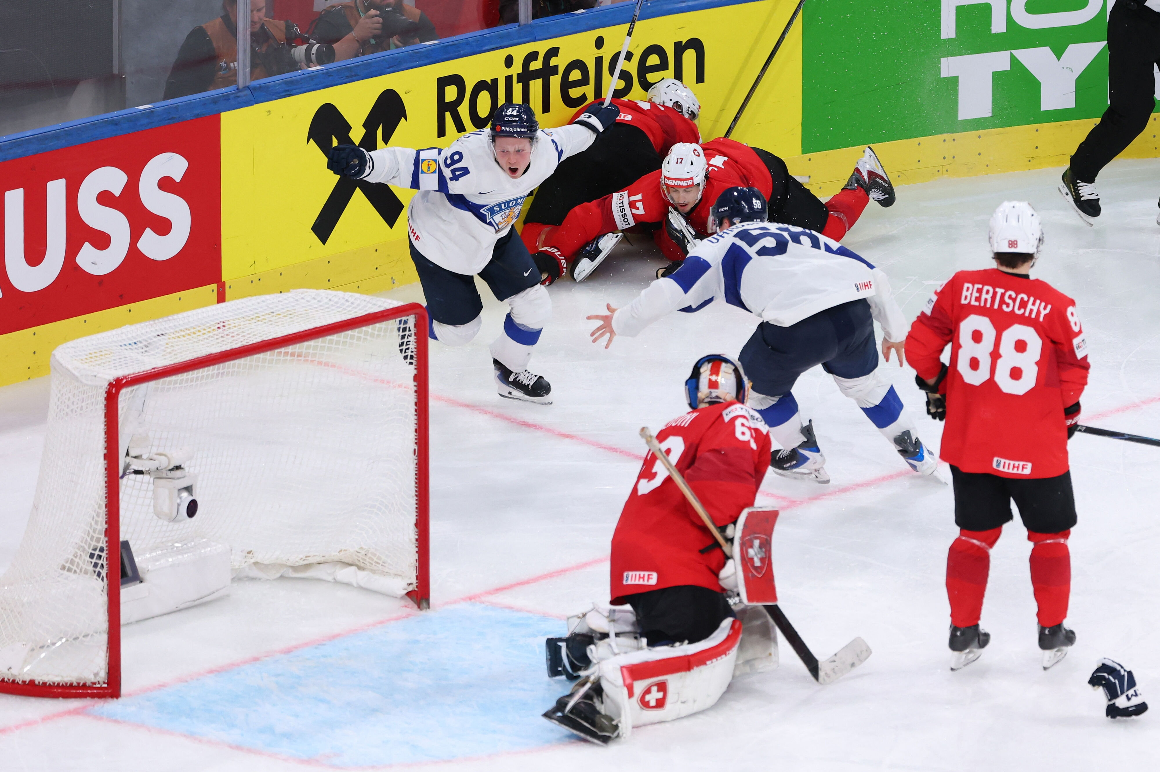 Finland tager VM-guld efter overtidsdrama mod Schweiz