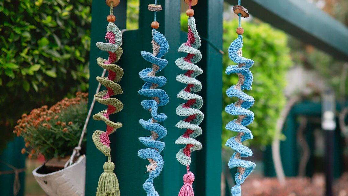 Sommer-Deko zum Selbstmachen: So häkelst du ein zartes Windspiel