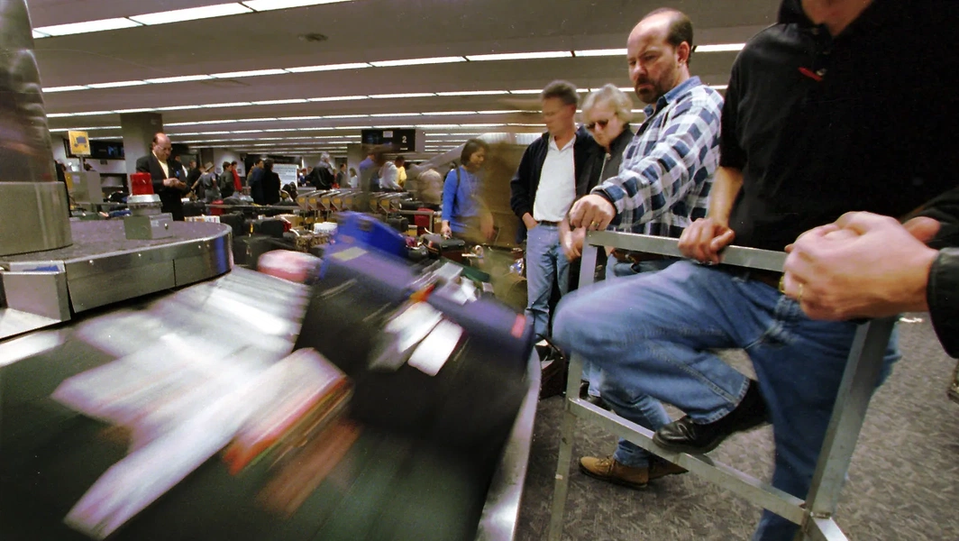 5 worst places to keep money while traveling