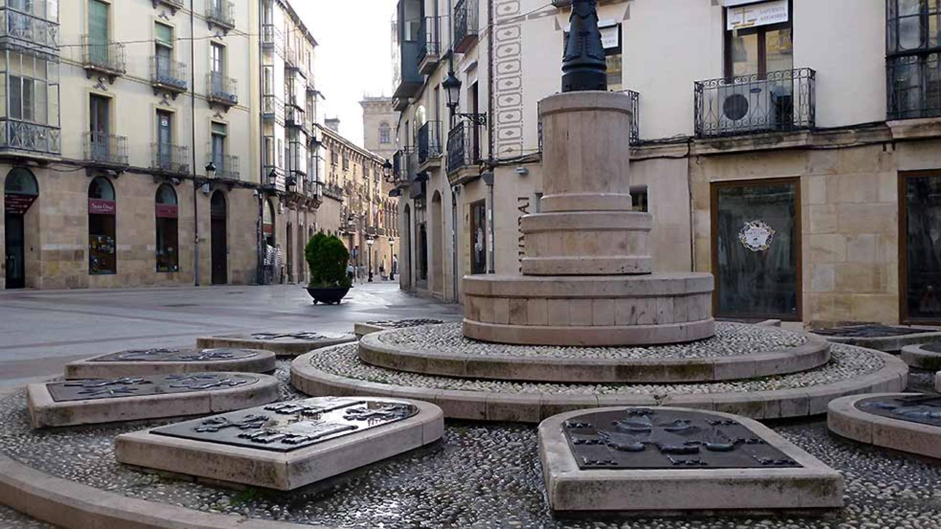 La singular farola de Soria con 12 escudos que esconde siglos de ...