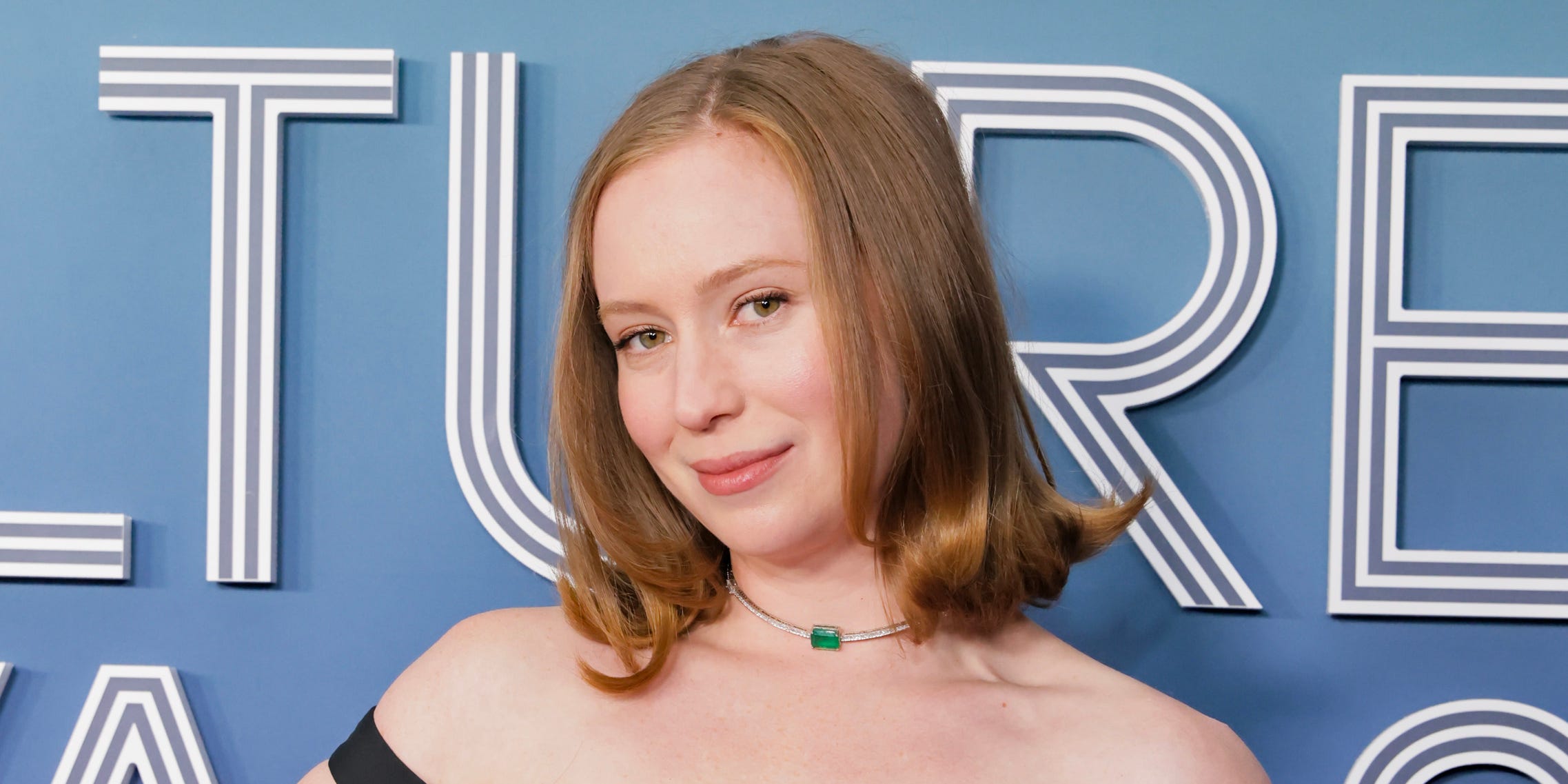 Hannah Einbinder lets her emerald choker shine with an off-the-shoulder ...