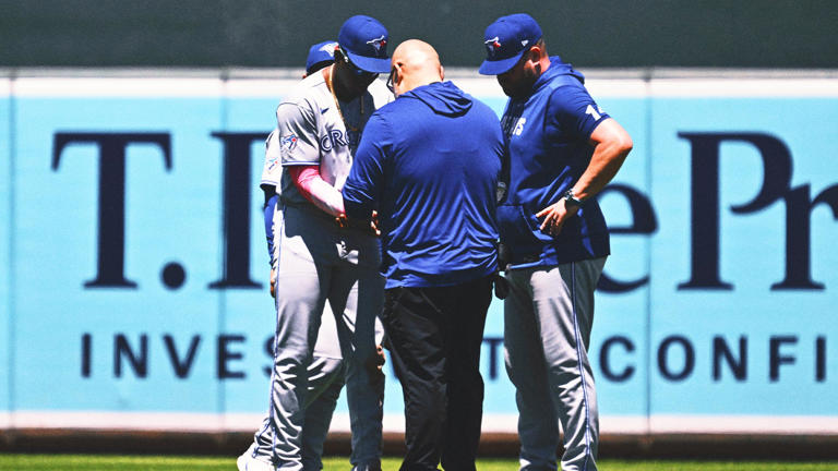 Blue Jays' OF Jesús Sánchez suffers right wrist bruise from fan-thrown ball