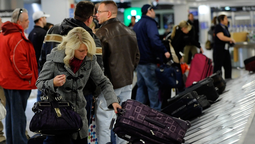 5 luggage colors to avoid for safer travel