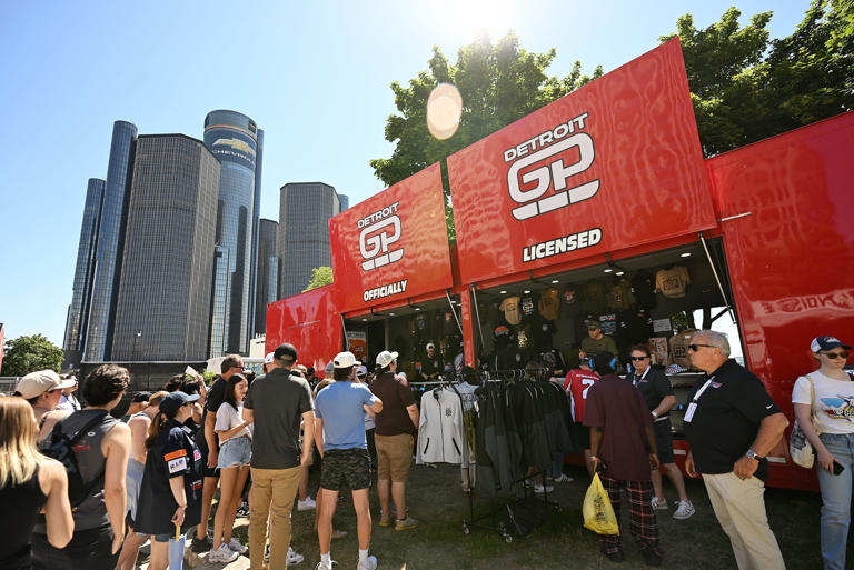 Fast cars, good access, fair weather draw crowds to Detroit Grand Prix