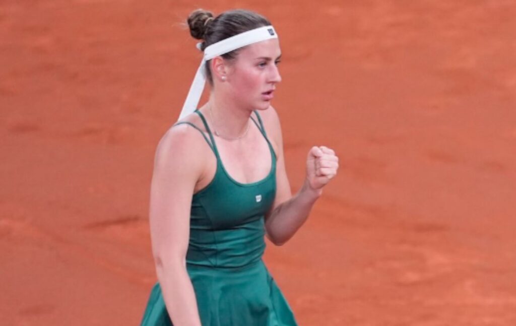 Watch: Marta Kostyuk dances during set break vs. Iga Swiatek