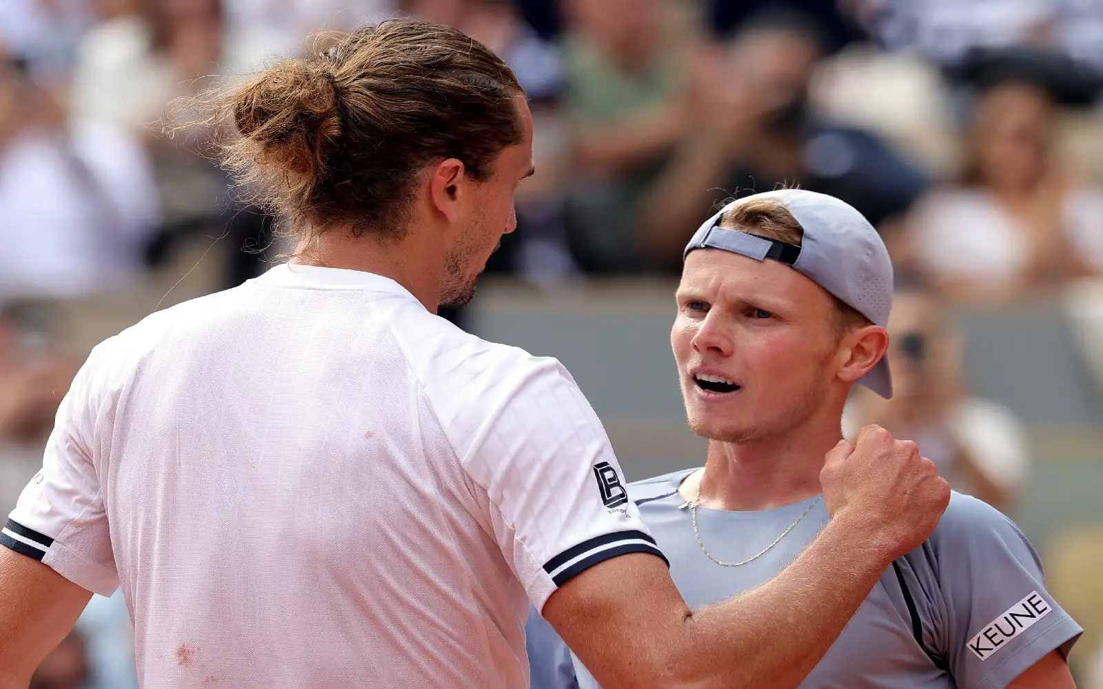 Swiatek exits French Open, Zverev eases into quarters