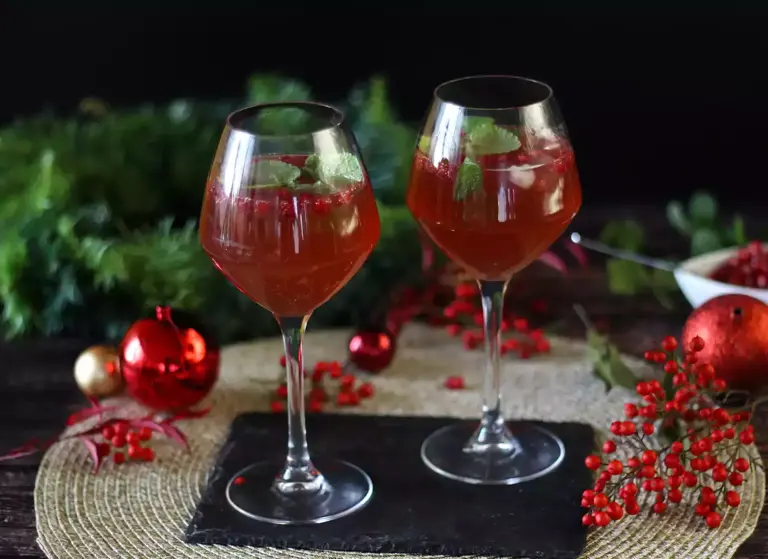 Spritz à la grenade, le cocktail dans une boule de Noël!