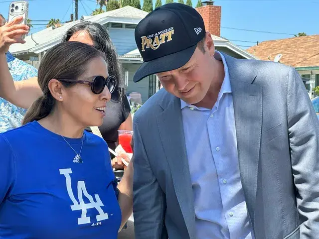 Fight for Los Angeles mayor tightens up as Karen Bass, Spencer Pratt ...