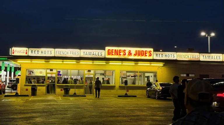 The best rated hot dogs in Illinois come from a 'no seats, no ketchup ...