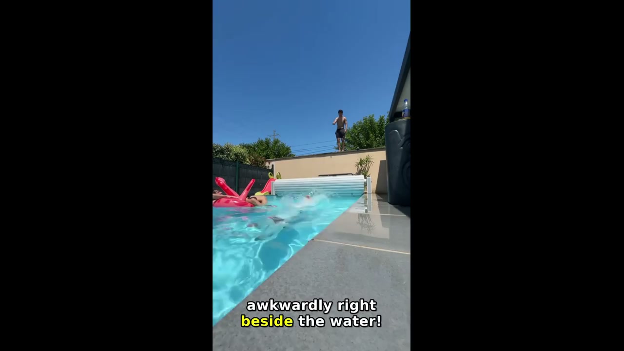 Hilarious pool dive fail in Valence!