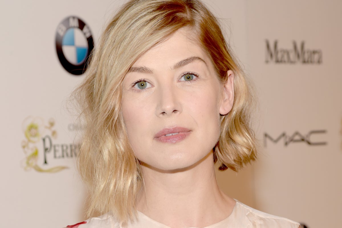 Rosamund Pike tells off audience member for behaviour during show