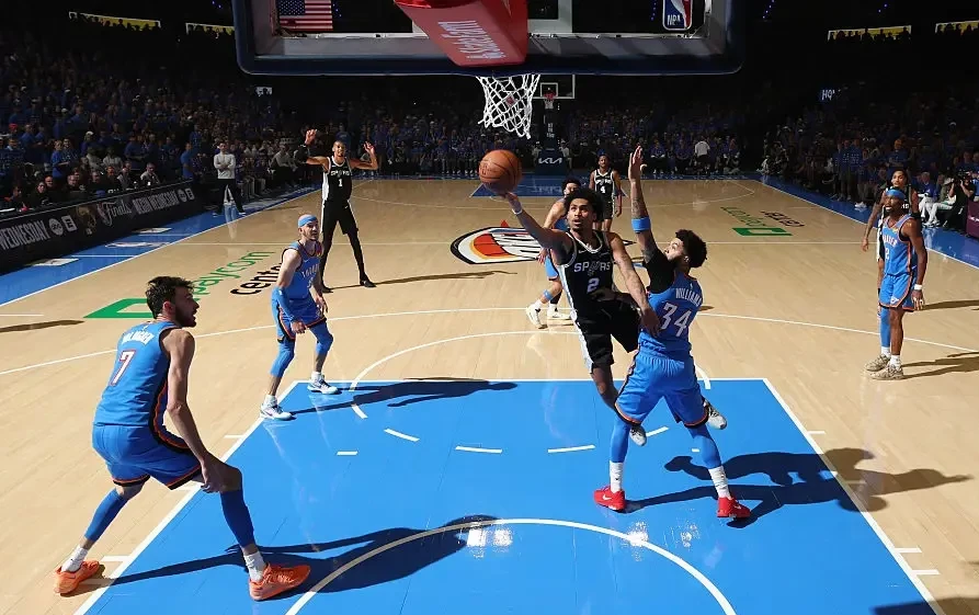 Harper restrains Castle after Caruso foul in Game 7