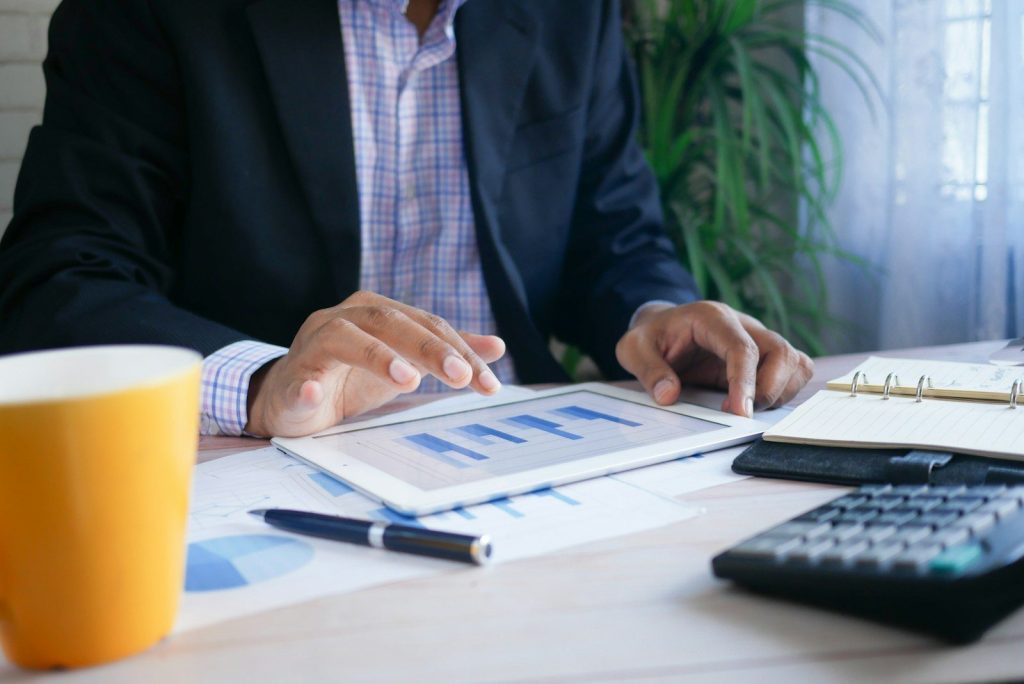 8 realistic money-saving tips for people with irregular income