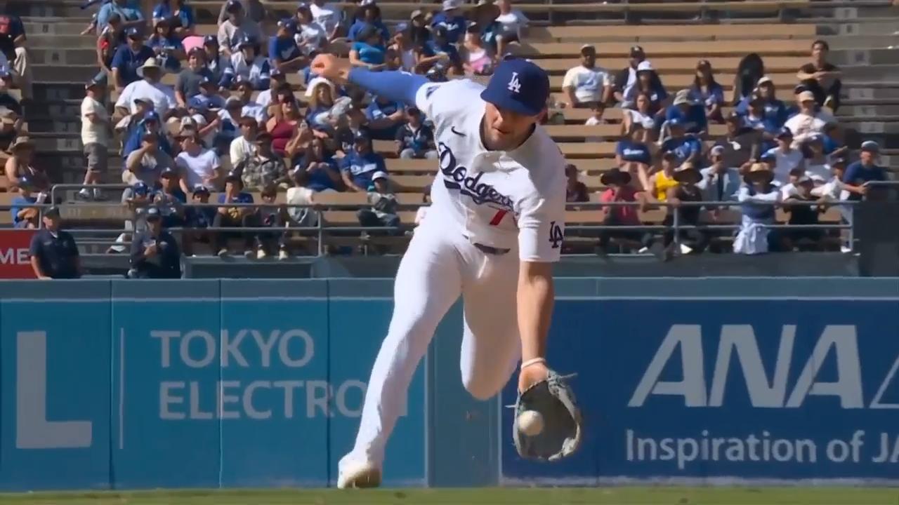 Moment: Dodgers finish game on slick glove flip