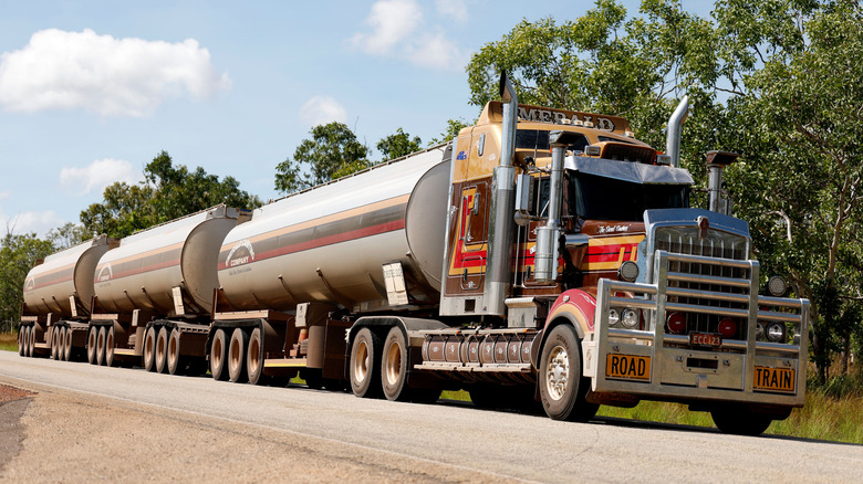 Australia's longest road trains dwarf American semi trucks (but they'd ...