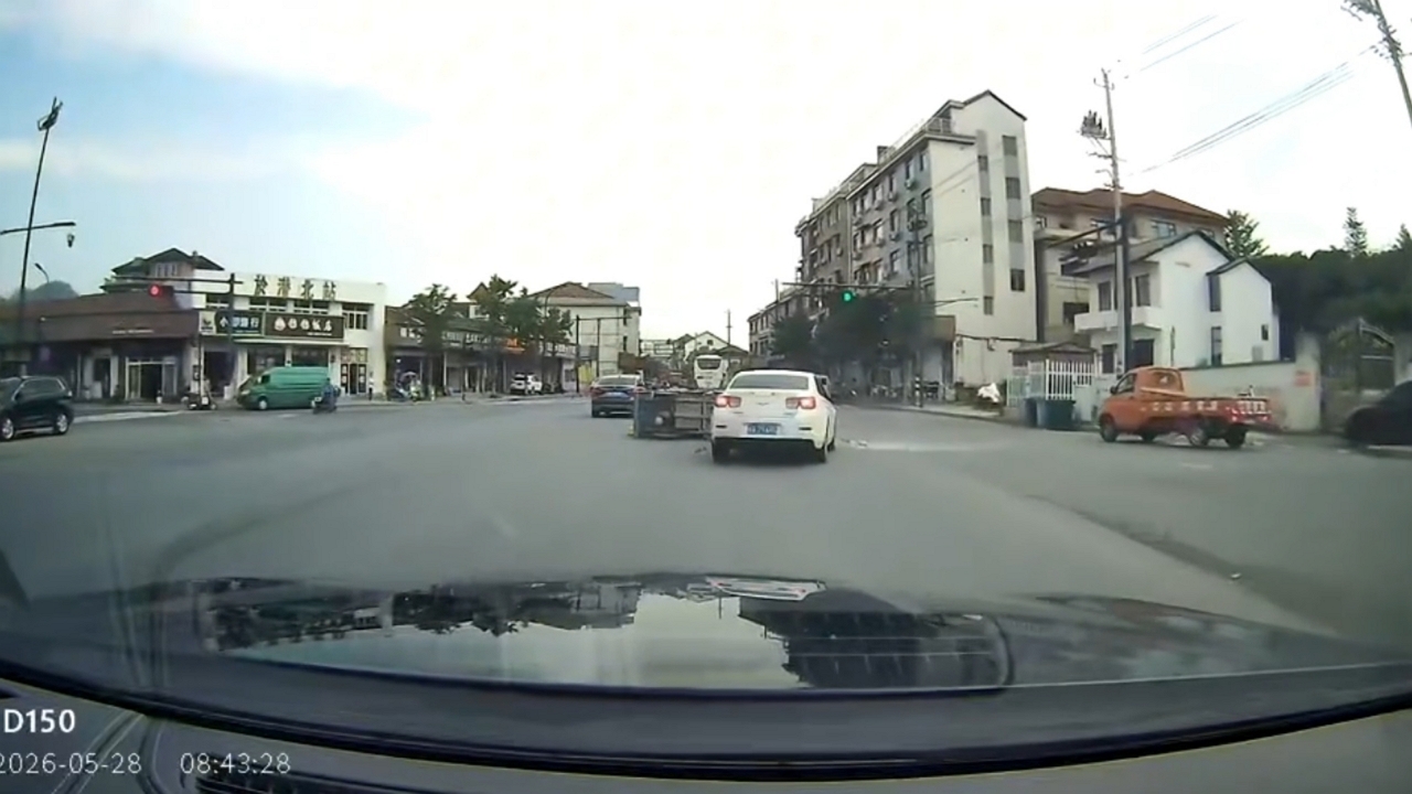 Crazy lane changes cause intersection crash in Zhejiang