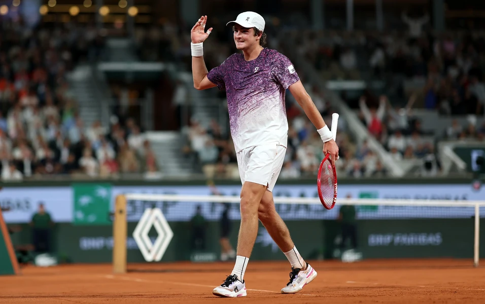 Fonseca beats Ruud amid French Open line call row