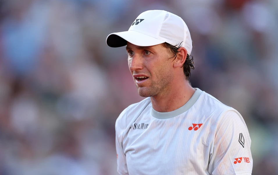 Casper Ruud protests courtside hoardings in French Open match
