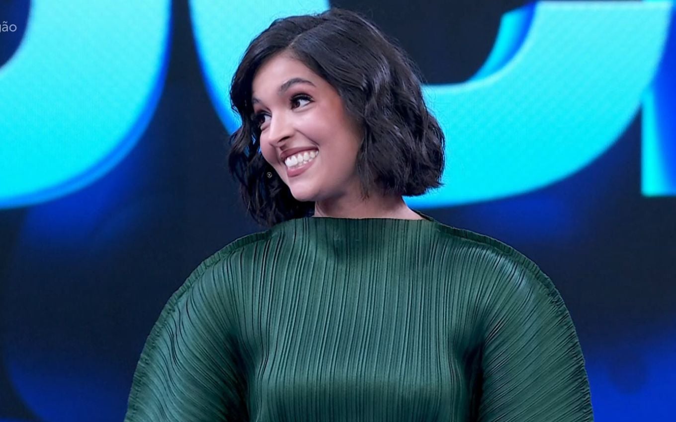 Huck tira bailarina da cama para cobrir ausência de Lívia Andrade no ...