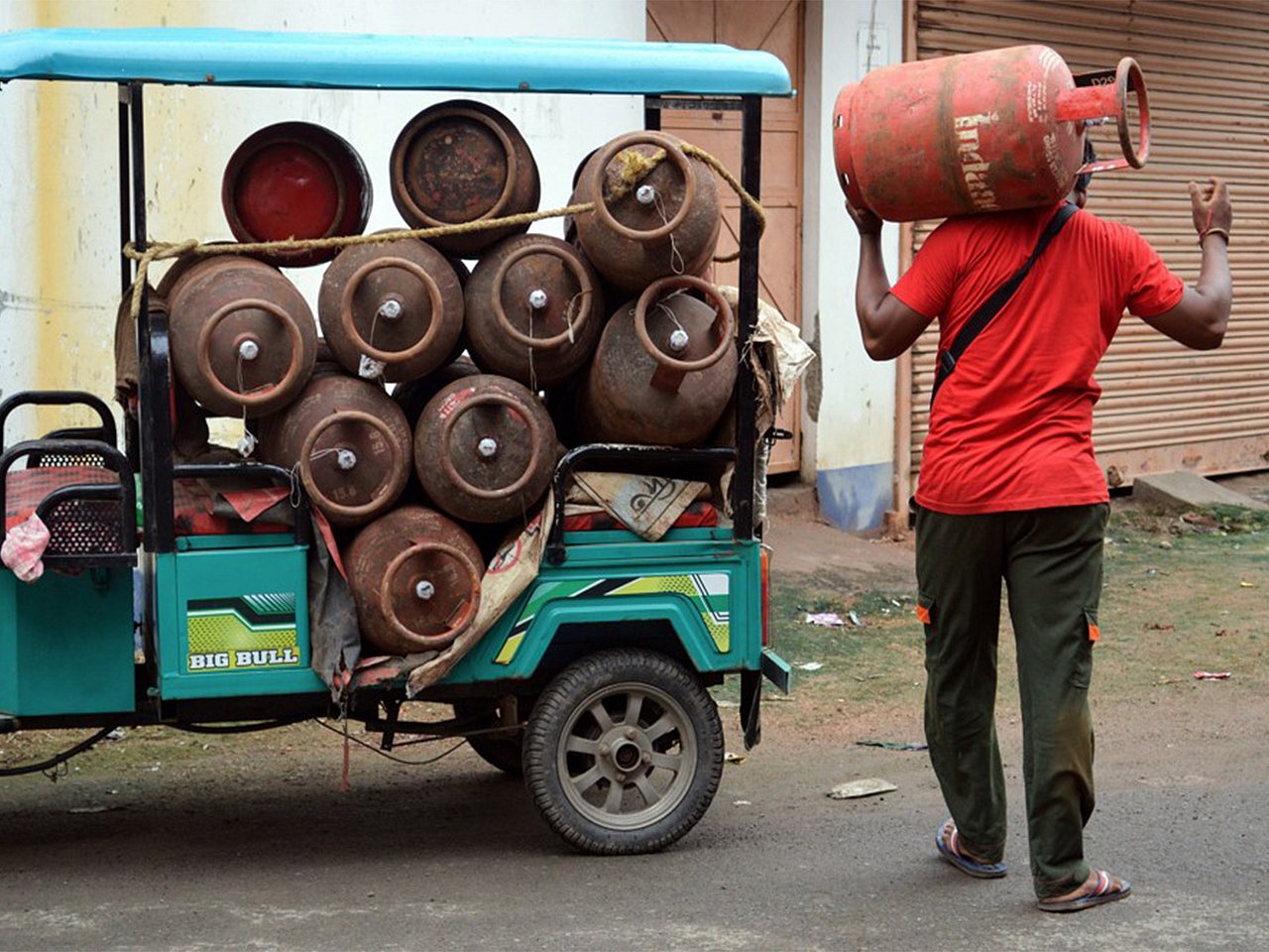 Commerical LPG cylinder price hiked by Rs 42; domestic cooking gas ...