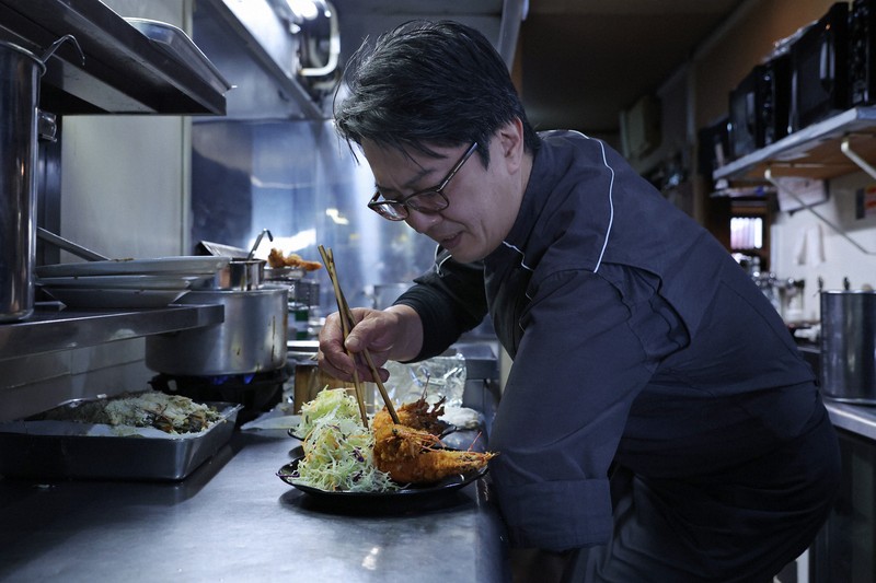 Japanese chef who lost his arm runs restaurant in bid to encourage others
