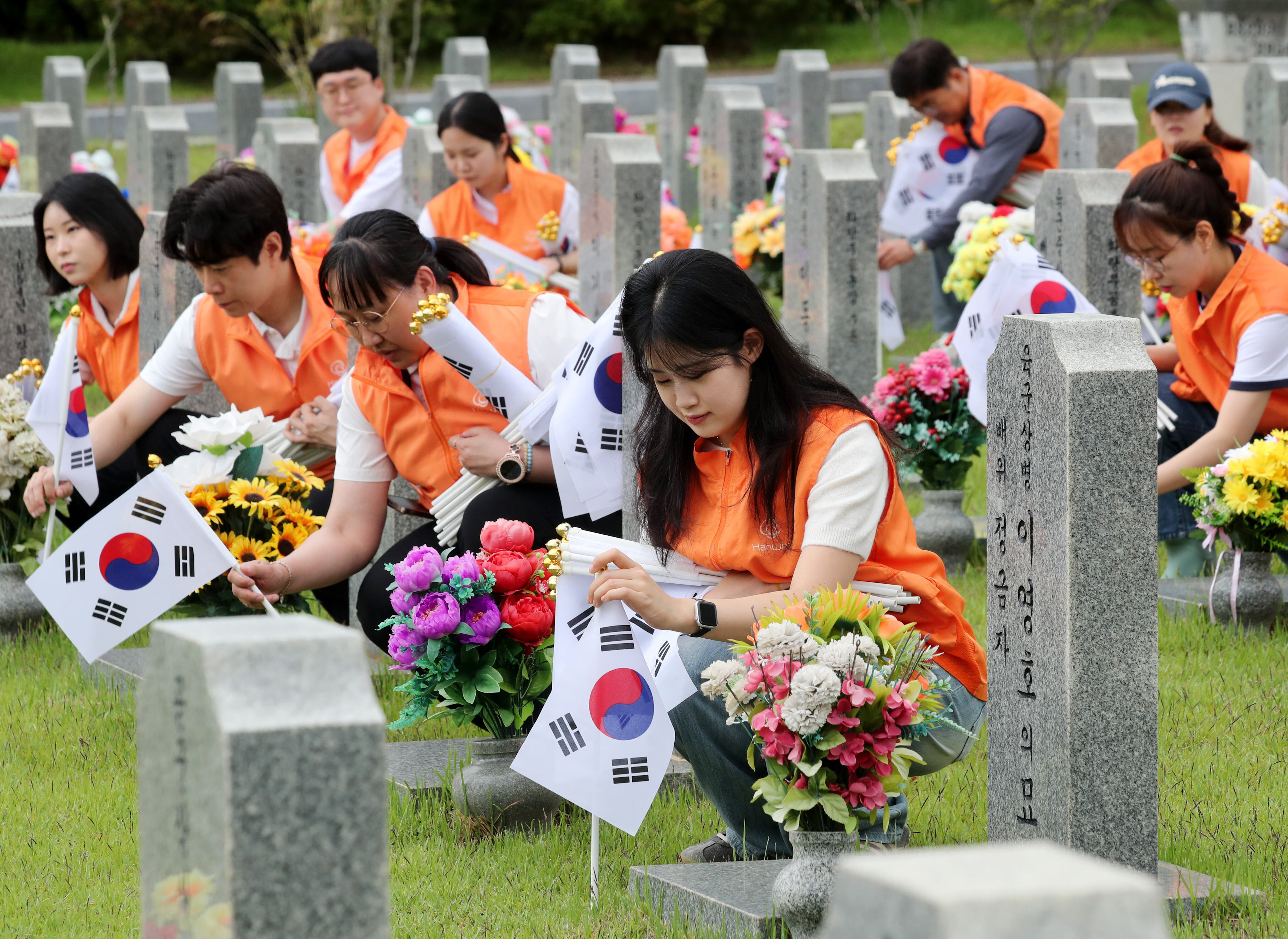 Volunteers clean gravestones, honor sacrifices at Daejeon National Cemetery
