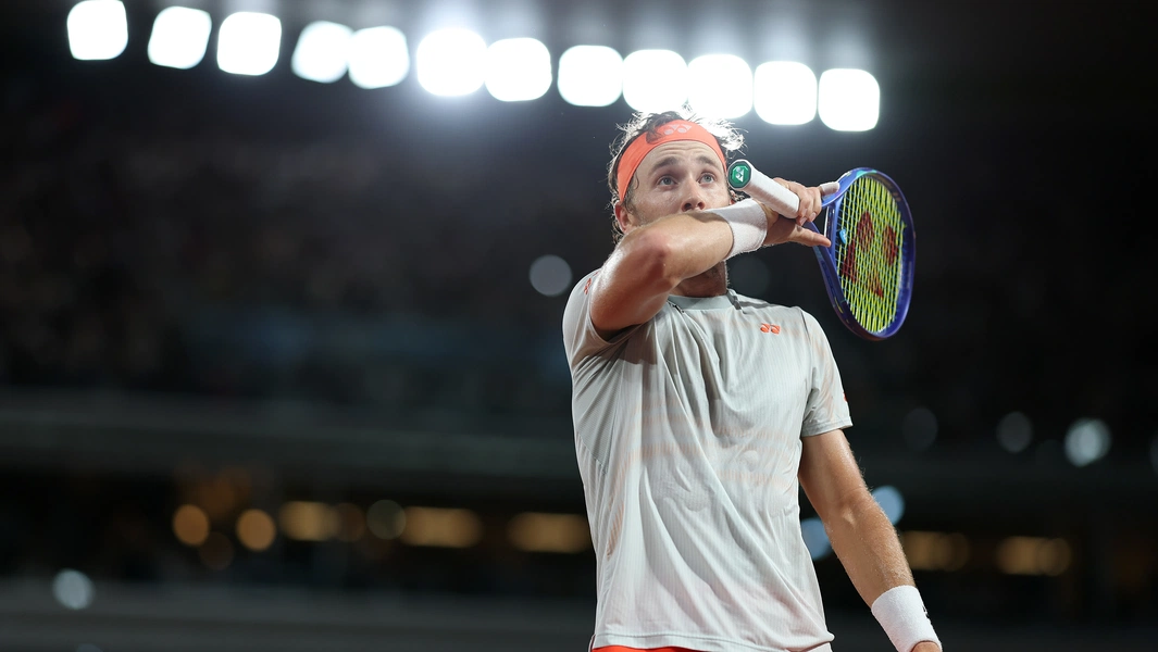 Casper Ruud protests courtside hoardings in French Open match