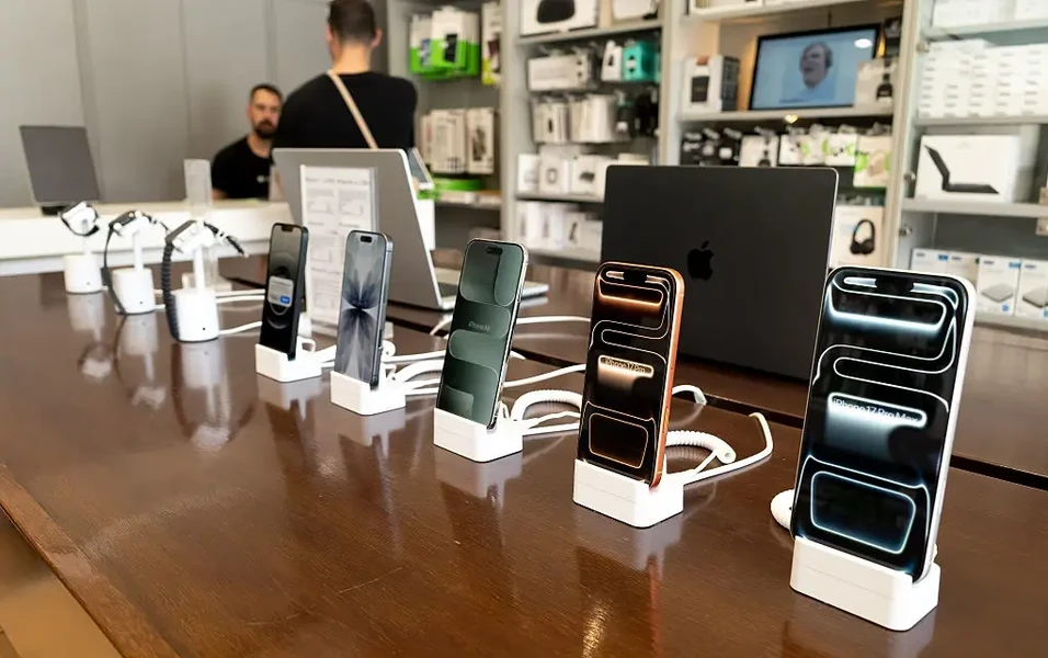 Leaked iPhone 18 Pro dummies reveal dark cherry debut
