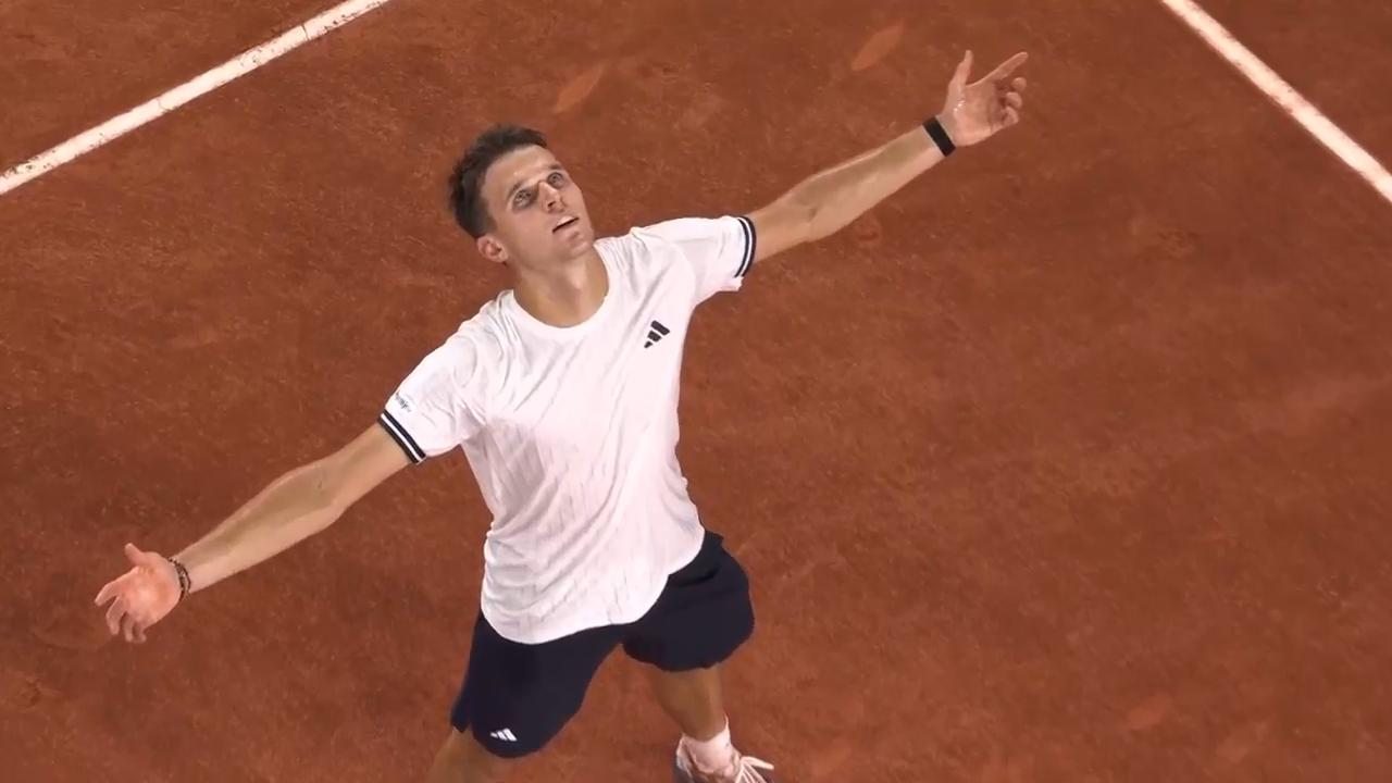 Mensik and Andreeva reach quarter-finals of French Open