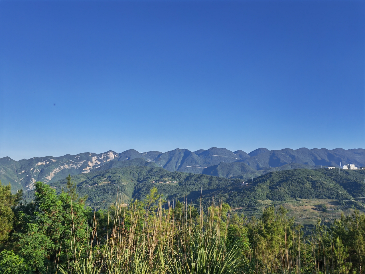 重庆巫山：蓝天白云下的青山