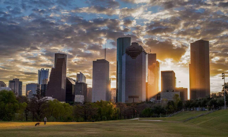 Summer heat and some thunderstorm chances greet Texas this week
