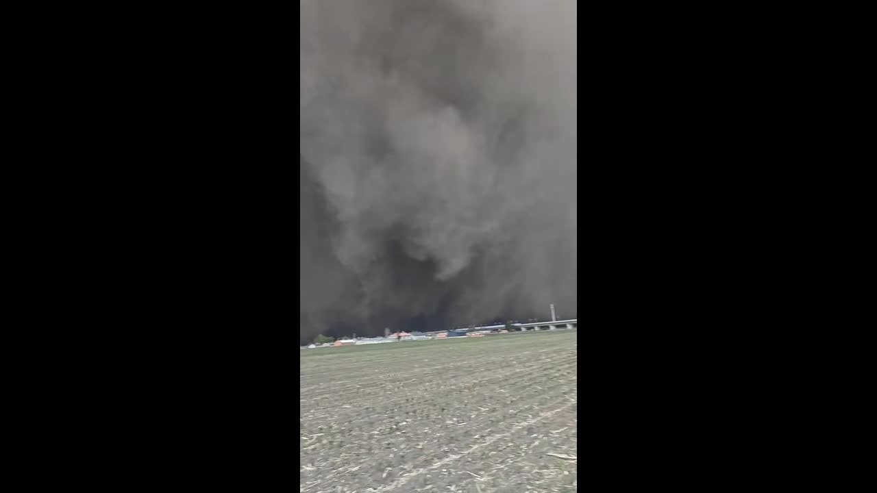 Massive dust wall turns daytime skies dark during severe storm in ...