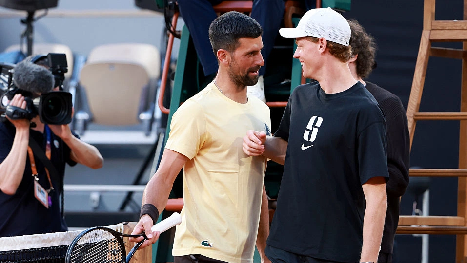 Casper Ruud protests courtside hoardings in French Open match